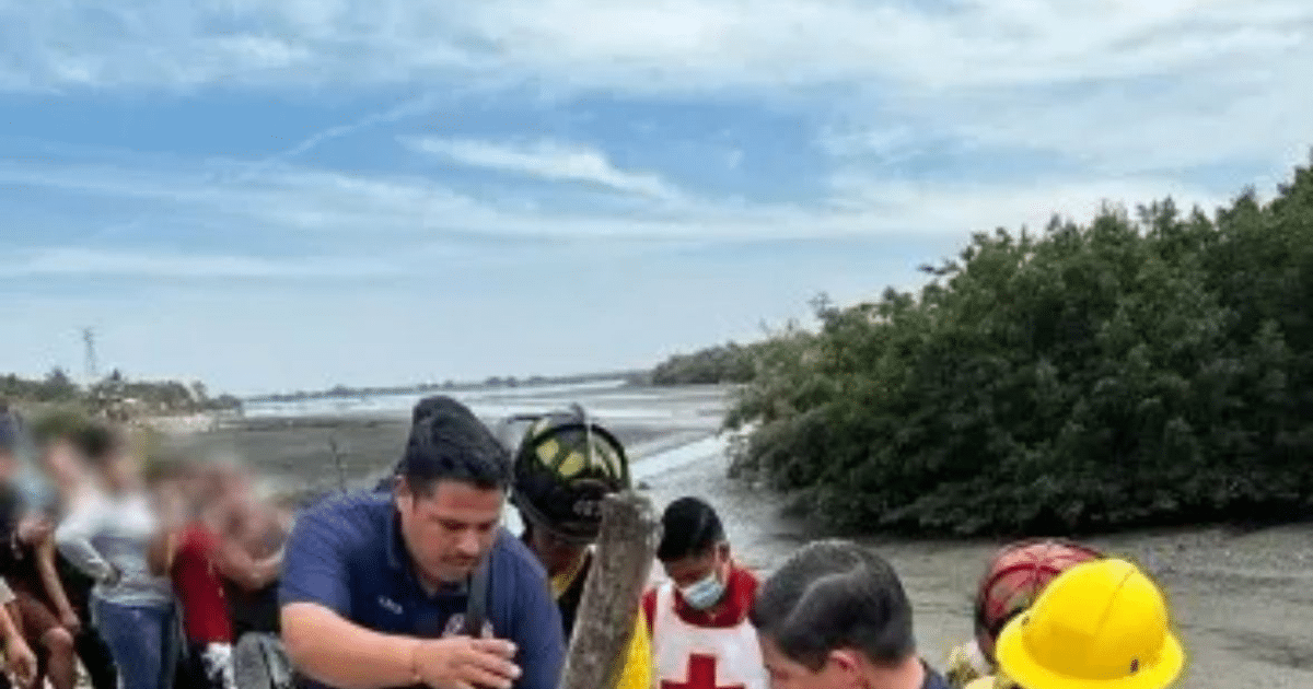 Rescate en Marisma de Mazatlán: Bomberos Salvan a Dos Hombres Atrapados en Quinta Chapalita ...